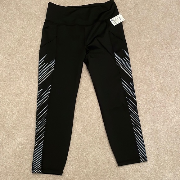 Leg3Nd | Pants & Jumpsuits | Leg3nd Black With Design Capri Workout ...